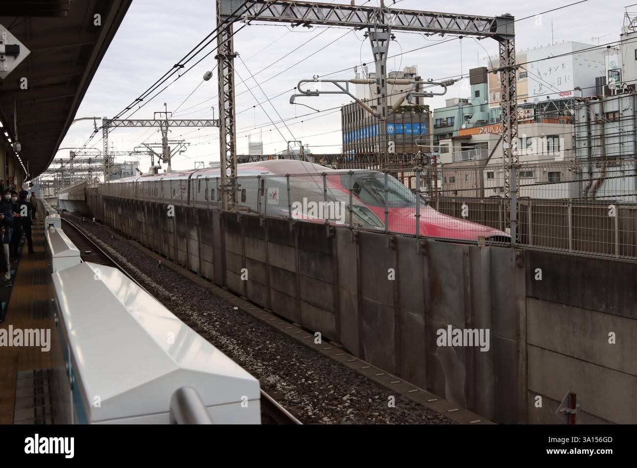 Tokyo, Japan. 6th Mar, 2025. The decoupling of two Shinkansen bullet trains stops near Nishi ...