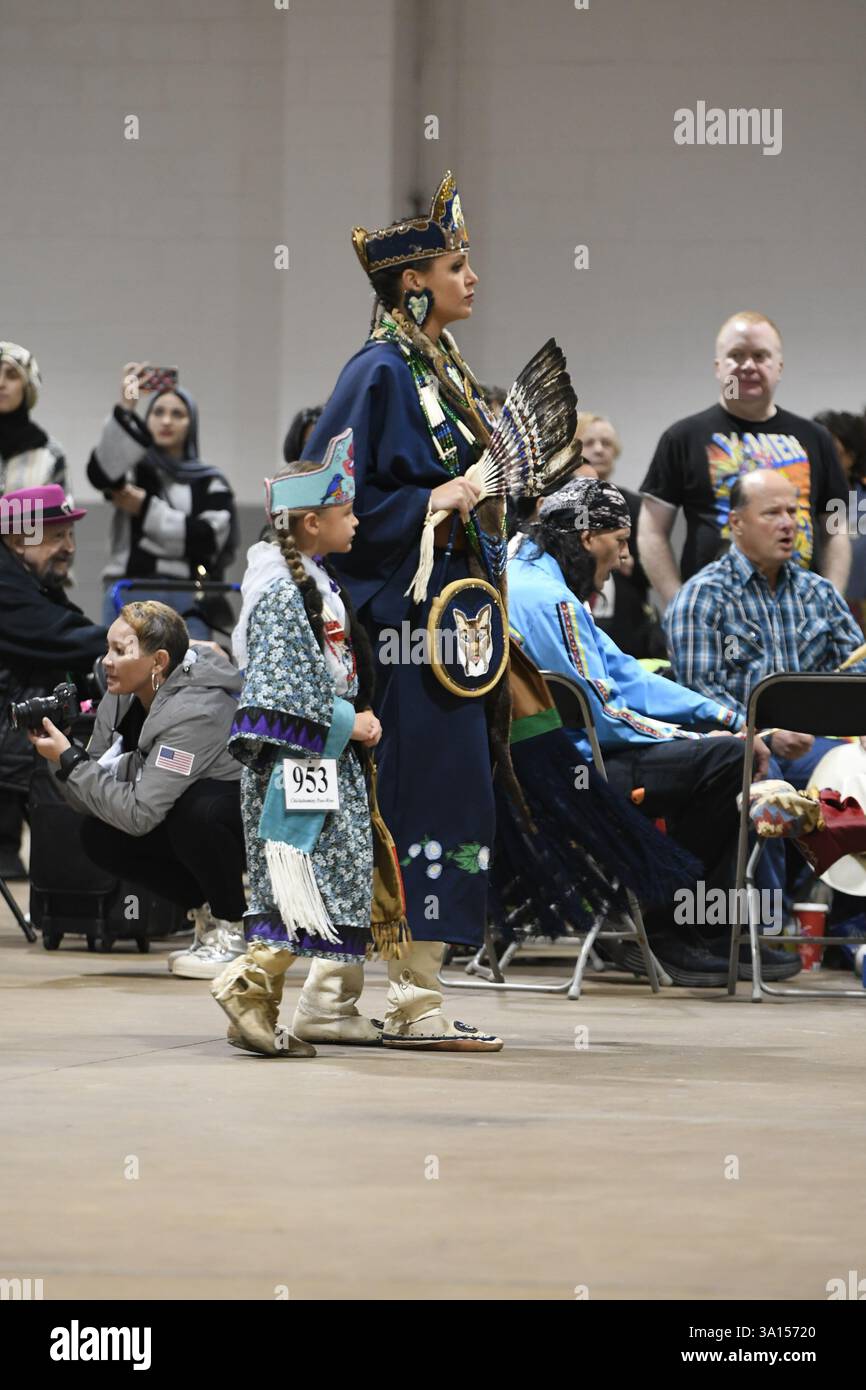 Mother and daughter Native American in Traditional dress Stock Photo ...