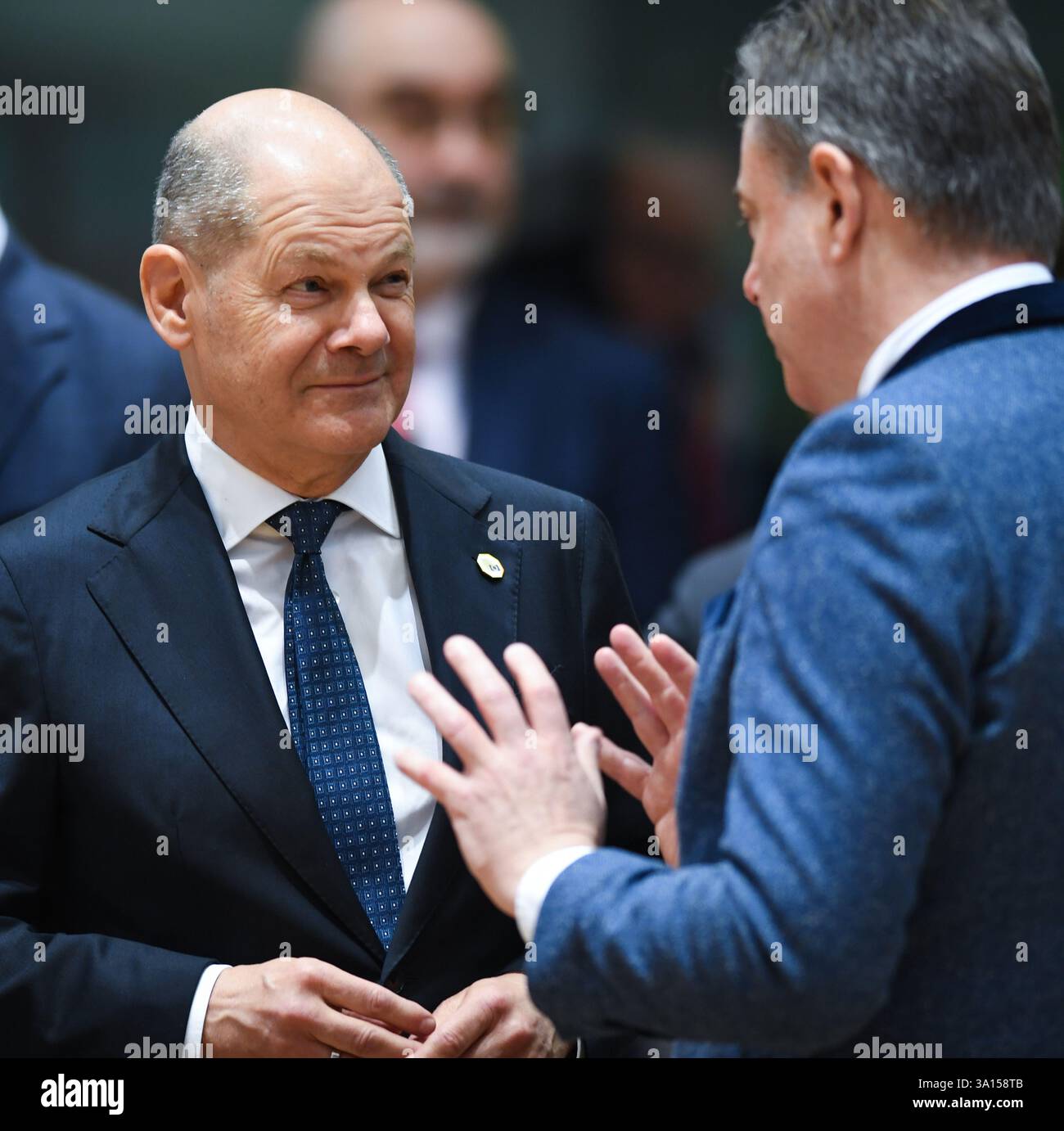 Brussels, Belgium. 6th Mar, 2025. German Chancellor Olaf Scholz (L) talks with Belgium's Prime ...