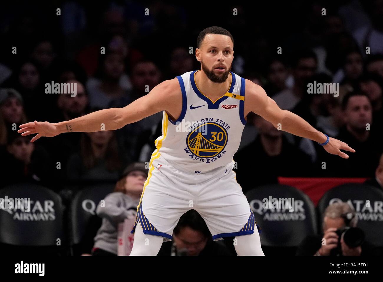 Golden State Warriors' Stephen Curry (30) defends during the second ...