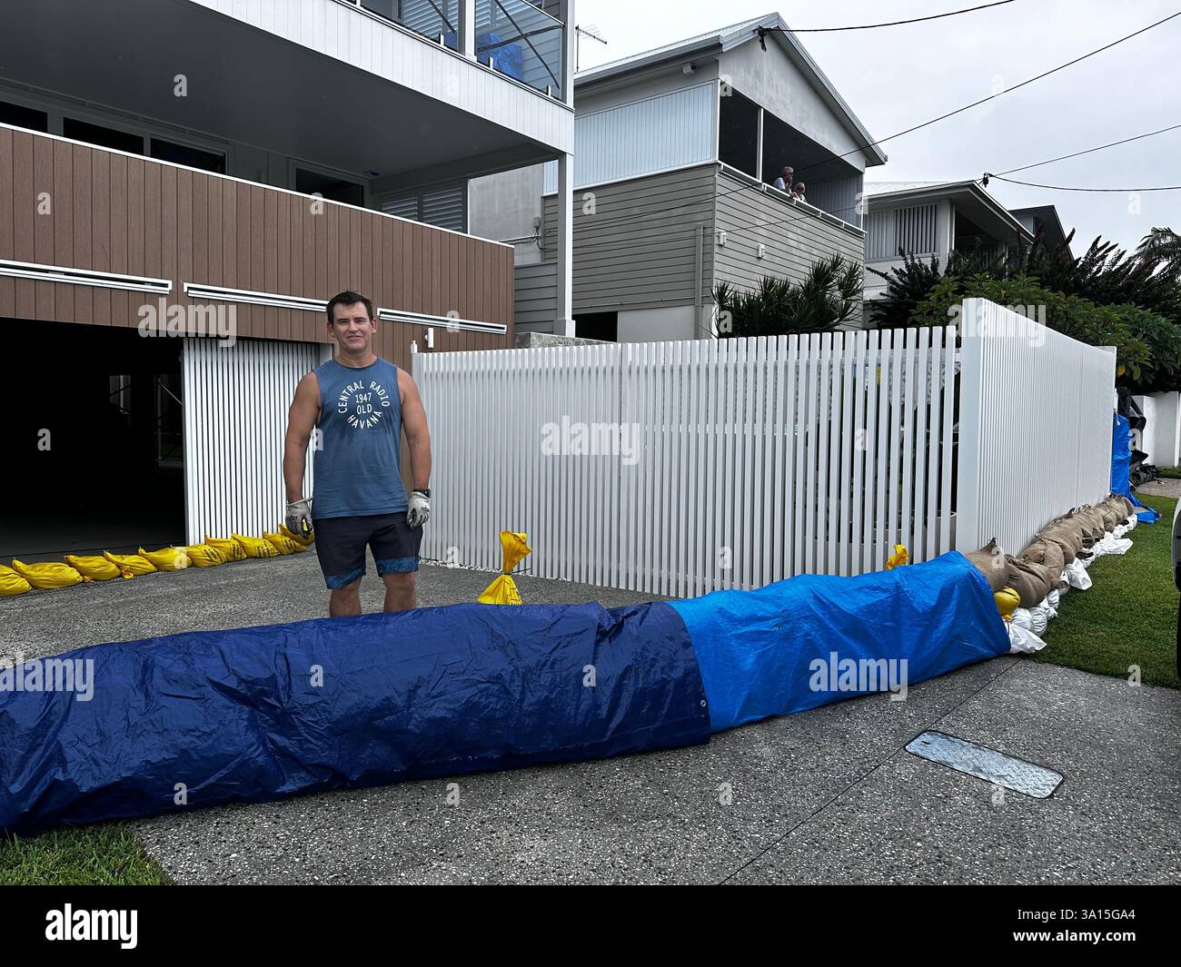 Brisbane, Australia. 07th Mar, 2025. Steve Cotter sandbags his home in Lota, east of Brisbane ...