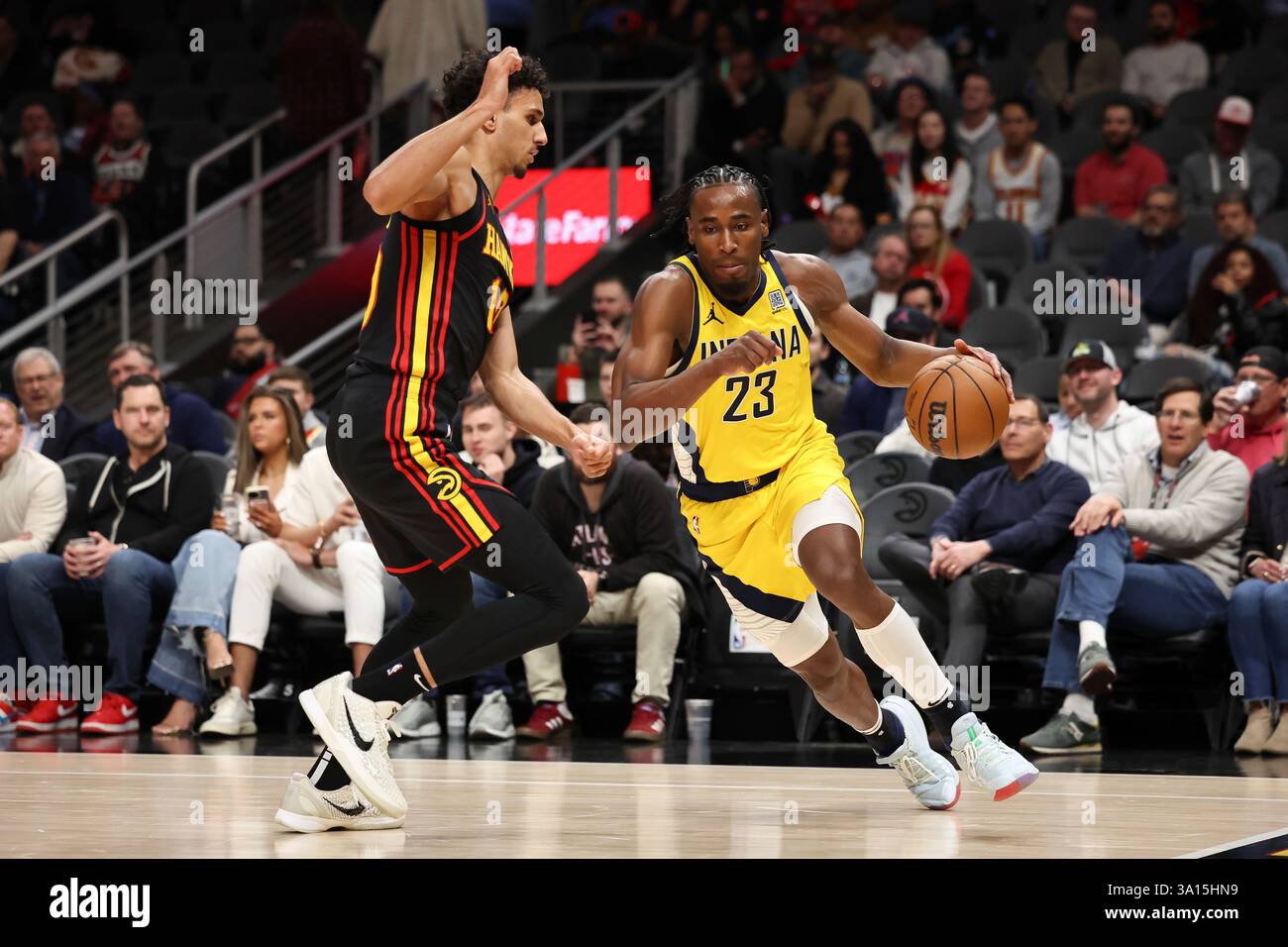 Indiana Pacers forward Aaron Nesmith (23) drives to the basket against ...