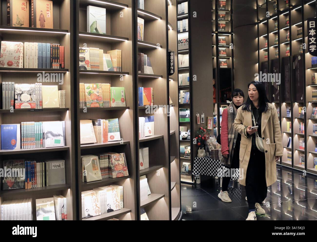 **CHINESE MAINLAND, HONG KONG, MACAU AND TAIWAN OUT** People read books at a Zhongshuge ...