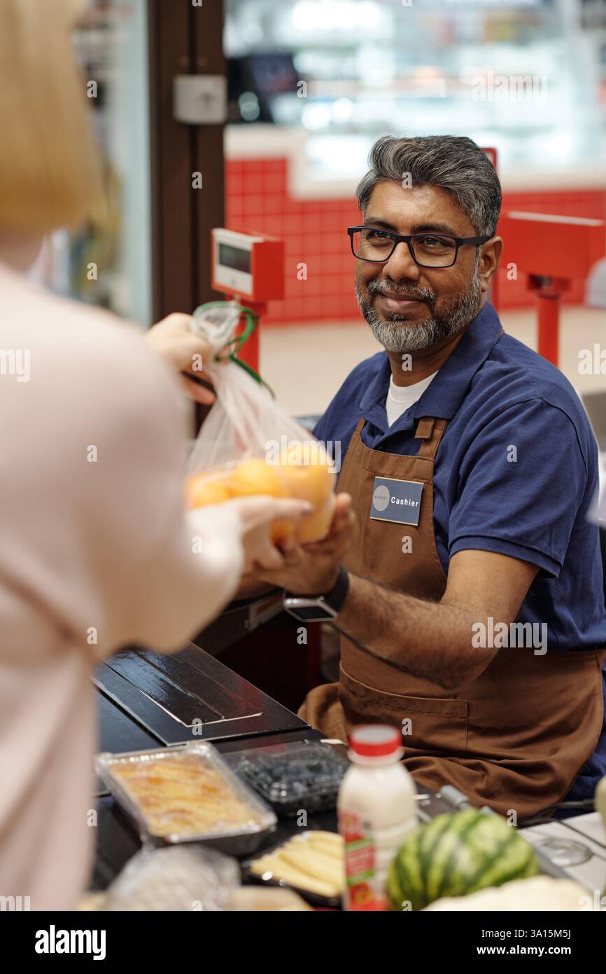 Grocery store worker assisting hi-res stock photography and images - Alamy