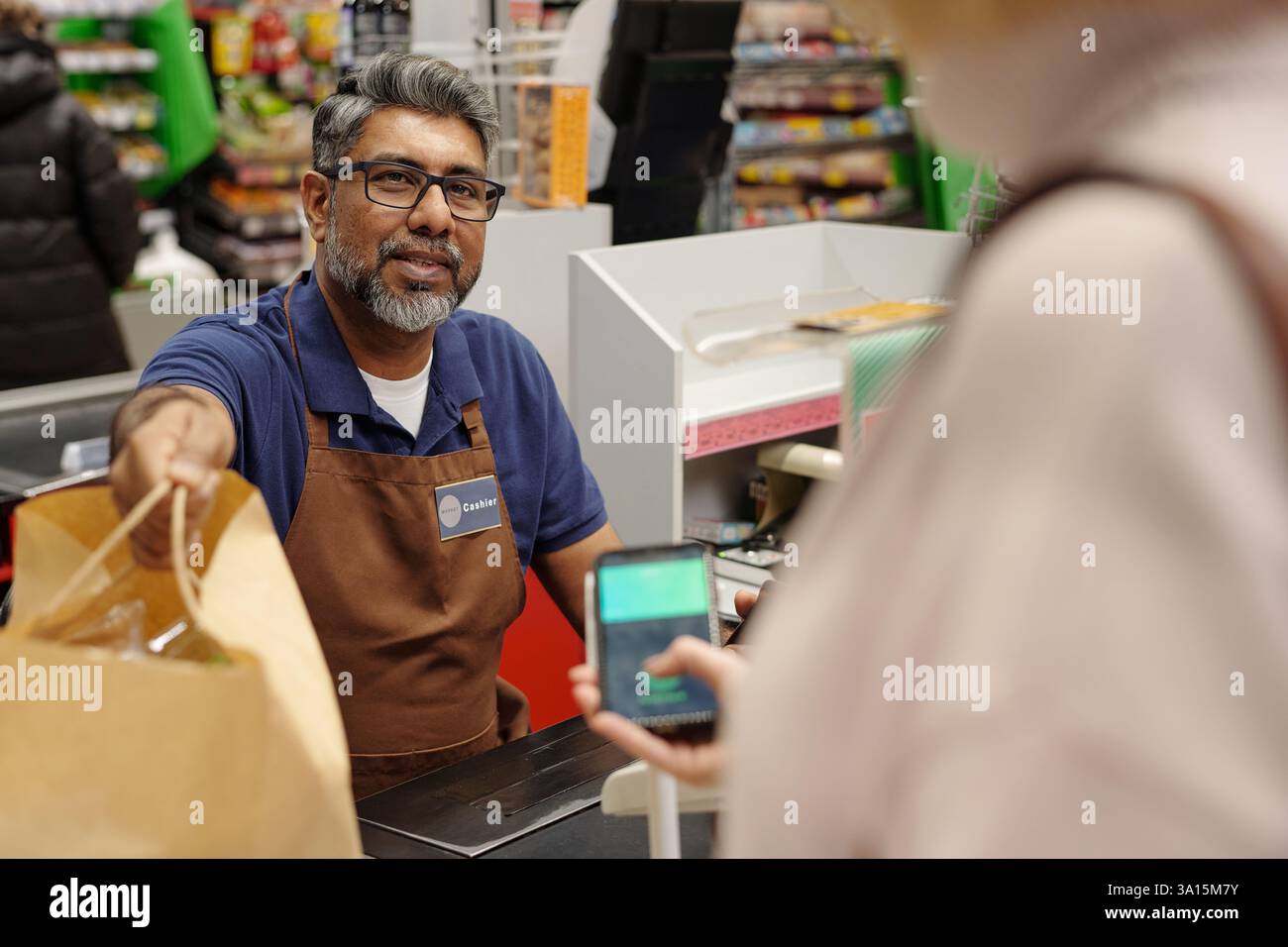 Grocery store worker assisting hi-res stock photography and images - Alamy