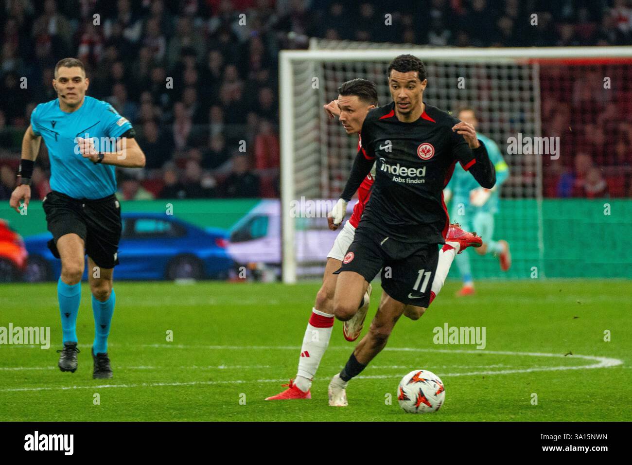 Hugo Ekitike (Eintracht Frankfurt, #11) im Duell gegen Berghuis Steven ...