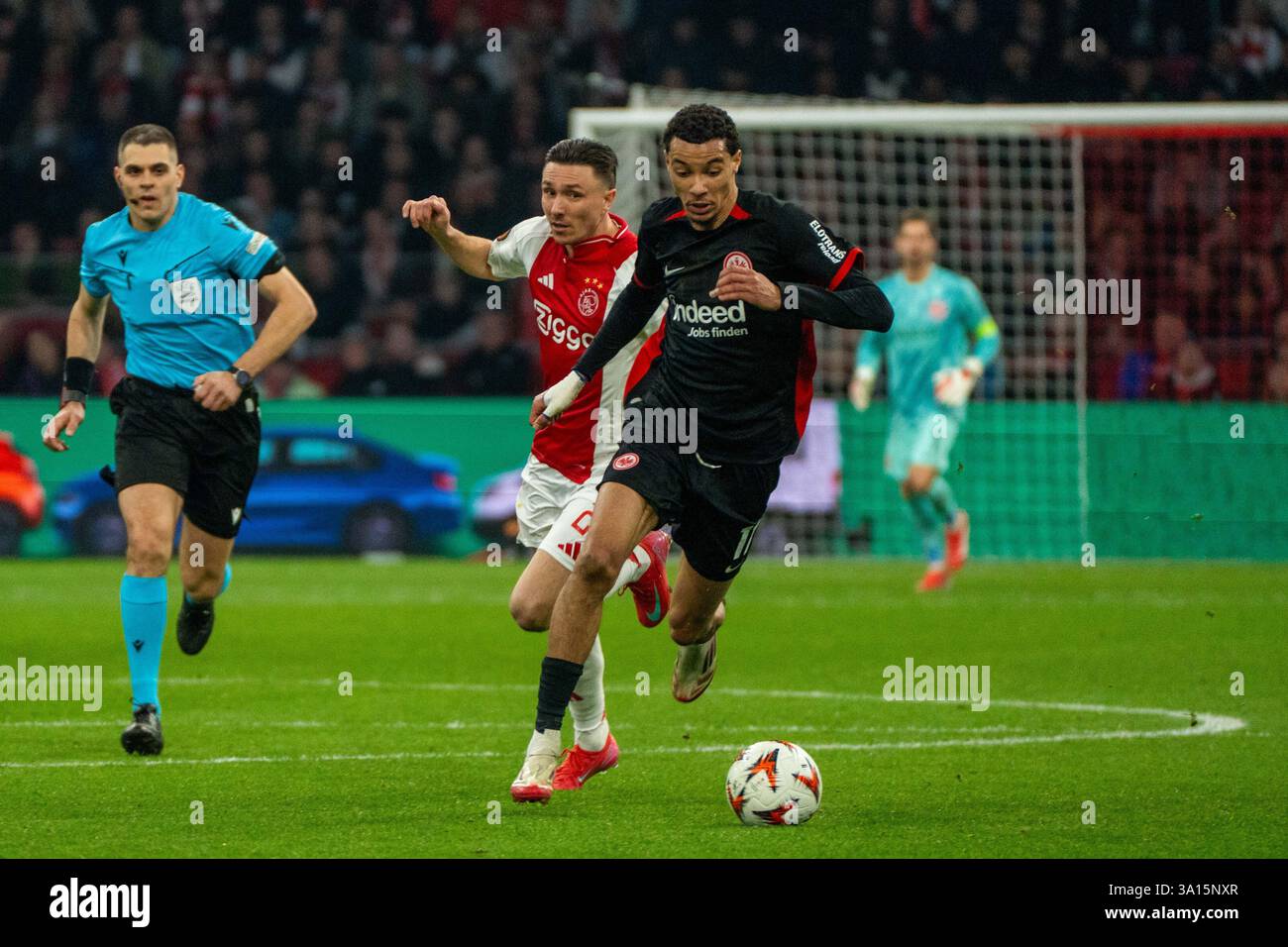 Hugo Ekitike (Eintracht Frankfurt, #11) im Duell gegen Berghuis Steven ...
