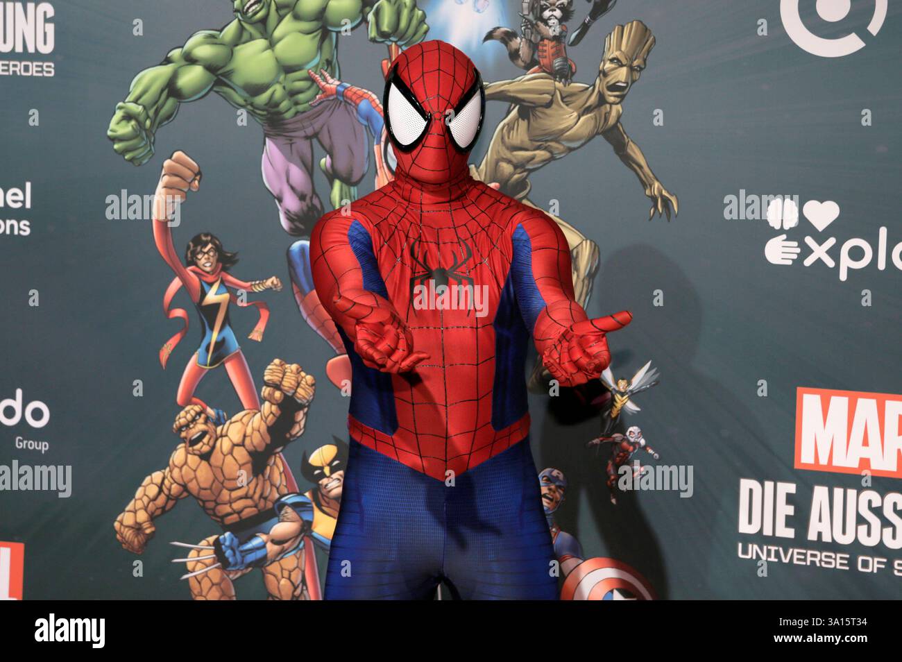 Spider-Man Cosplayer bei der Ausstellungseröffnung Marvel: Die ...