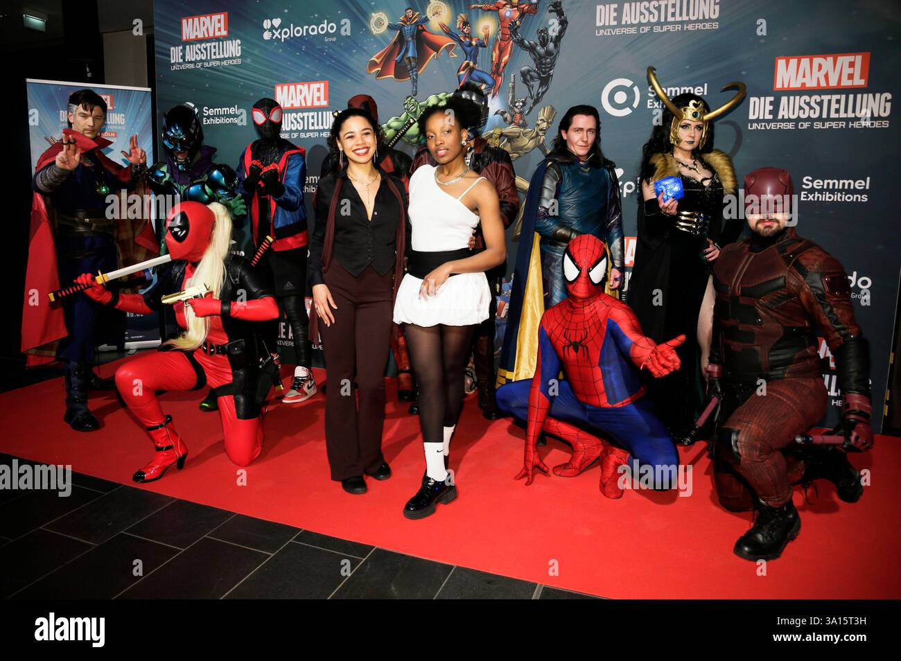 Jess Maura mit Begleitung und Marvel Cosplayer bei der ...