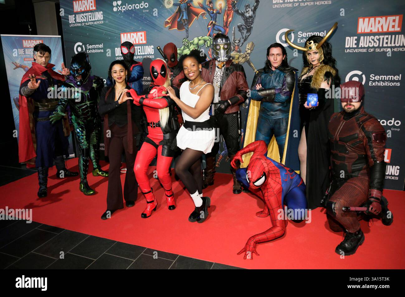 Jess Maura mit Begleitung und Marvel Cosplayer bei der ...