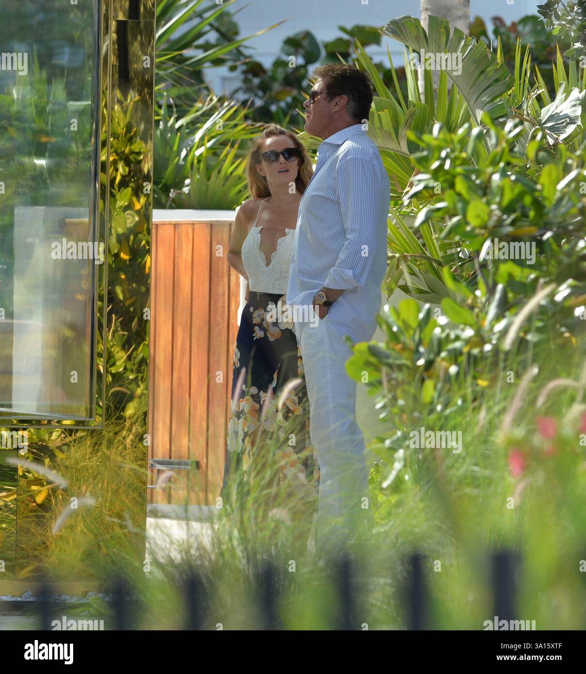 Pamela bach baywatch hi-res stock photography and images - Alamy