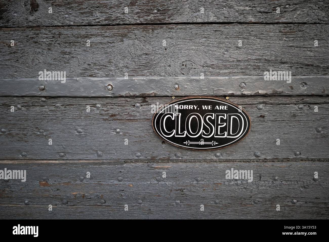 Sorry, we are closed sign board on old grey wooden door Stock Photo - Alamy