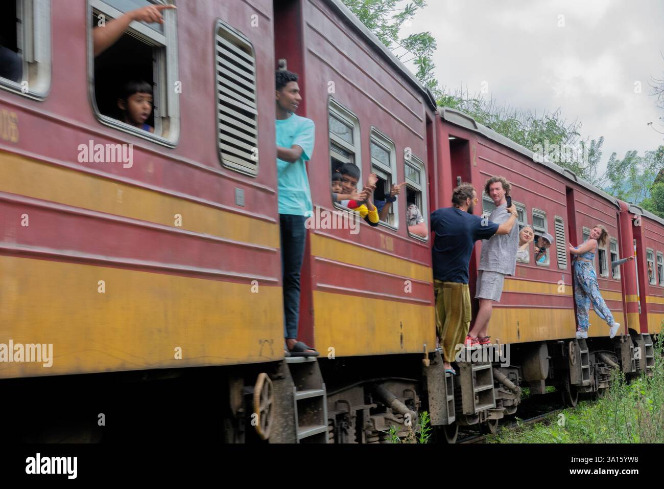 Riding the train from Idalgashinna, Haputhale, Sri Lanka Stock Photo - Alamy