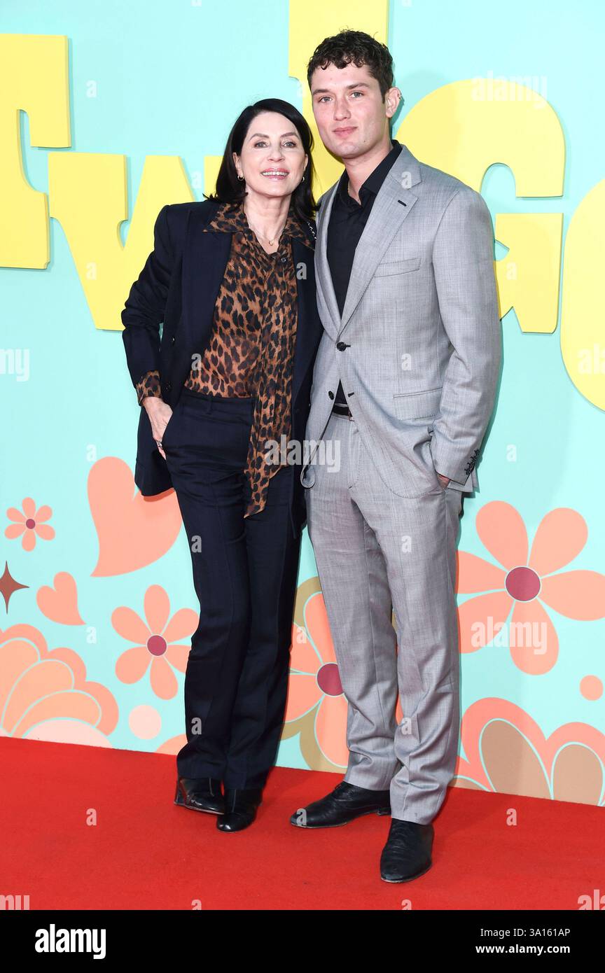 Sadie Frost mit Sohn Rafferty Law bei der Premiere des Dokumentarfilms ...
