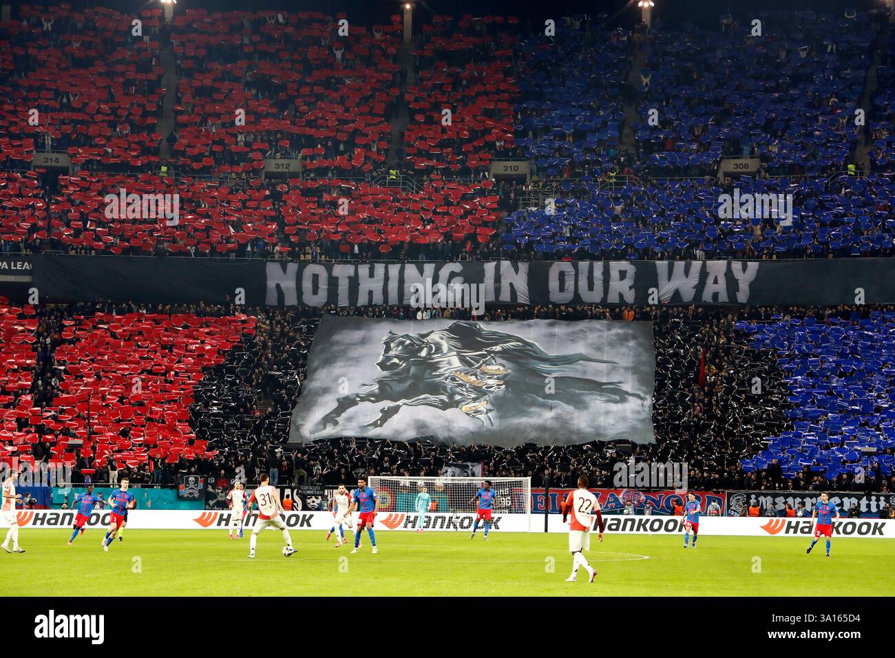(250307) -- BUCHAREST, March 7, 2025 (Xinhua) -- FCSB's fans cheer for ...