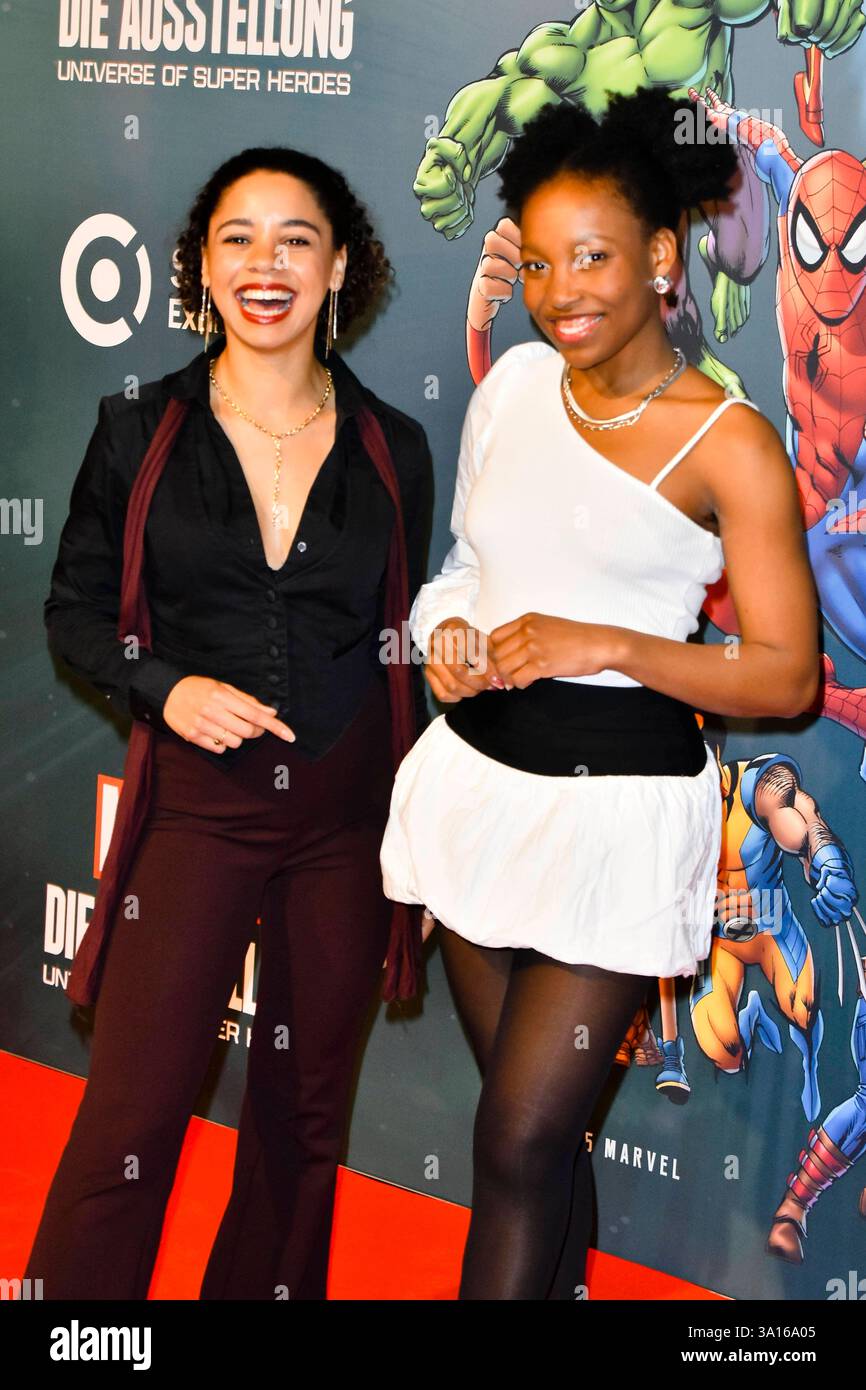 Jess Maura rechts Schauspielerin mit Gast auf dem Roten Teppich bei ...