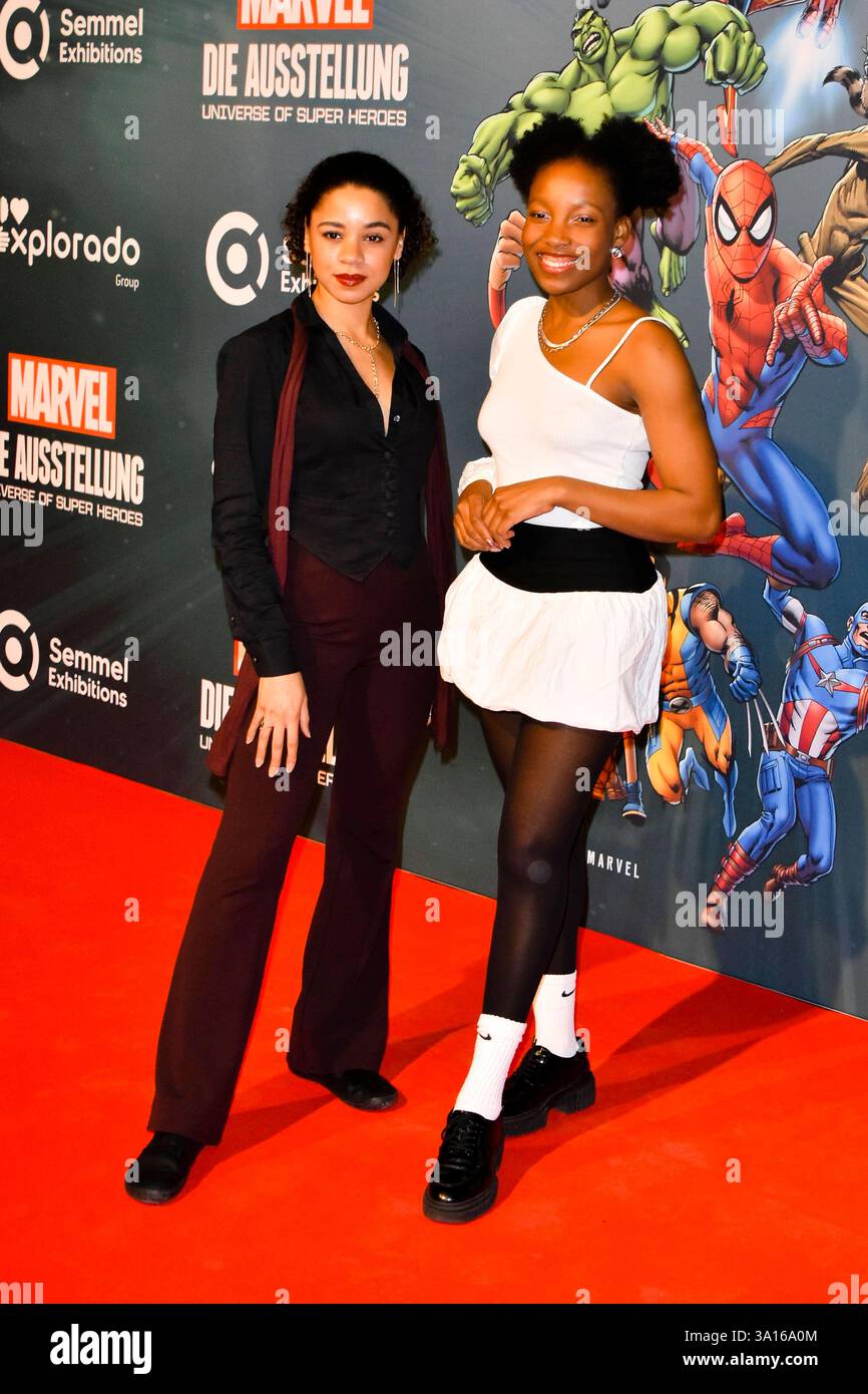 Jess Maura rechts Schauspielerin mit Gast auf dem Roten Teppich bei ...