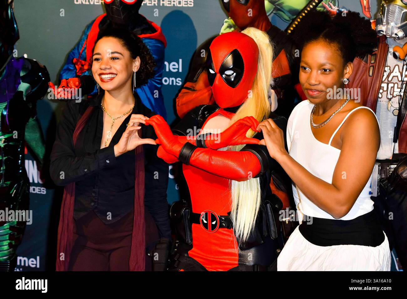 Jess Maura rechts Schauspielerin mit Gast auf dem Roten Teppich bei ...