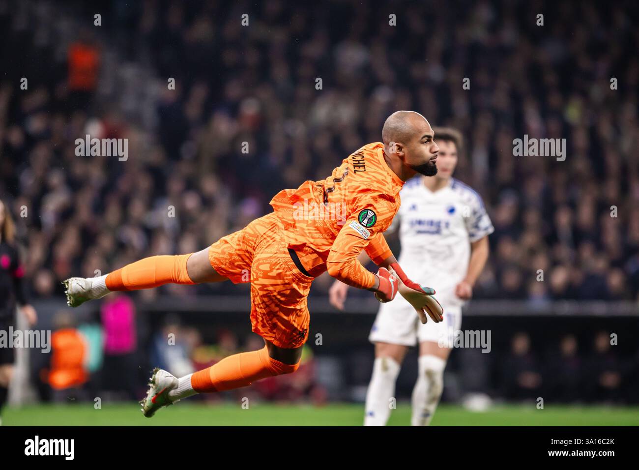 Robert sanchez of chelsea fc hi-res stock photography and images - Alamy