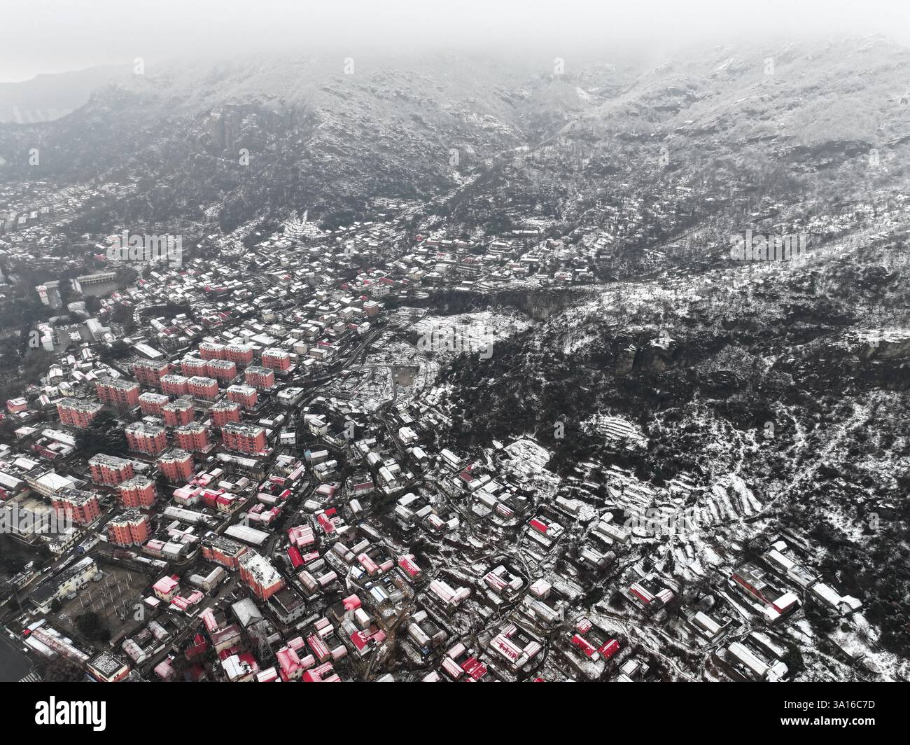 People admire snow scenery in Lianyungang City, east China's Jiangsu ...