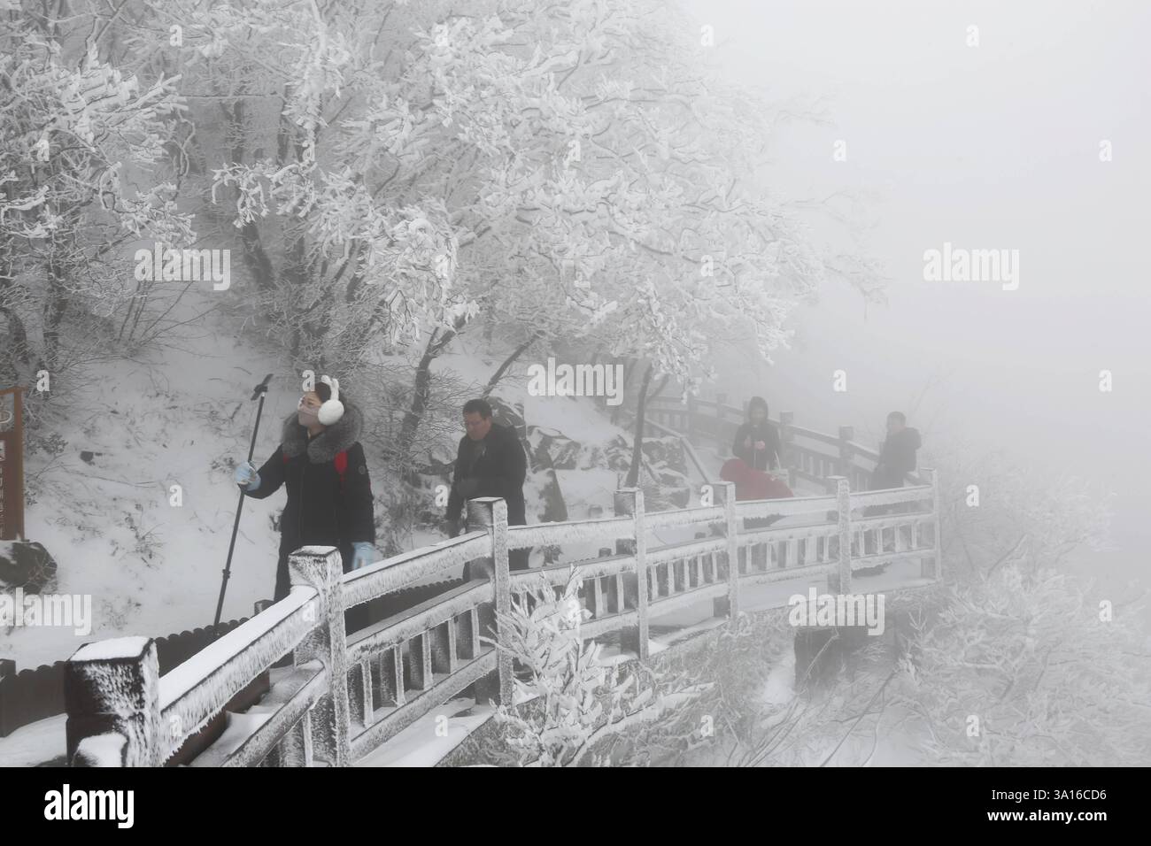 People admire snow scenery in Lianyungang City, east China's Jiangsu ...
