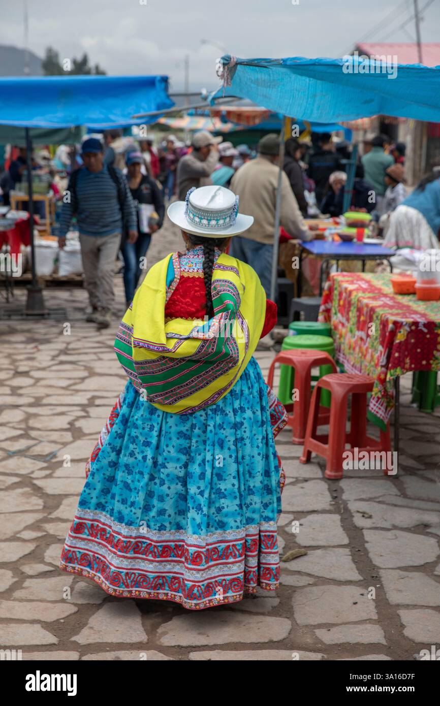 Peru, Andes Cordillera, Colca valley, Chivay, amerindian woman with ...