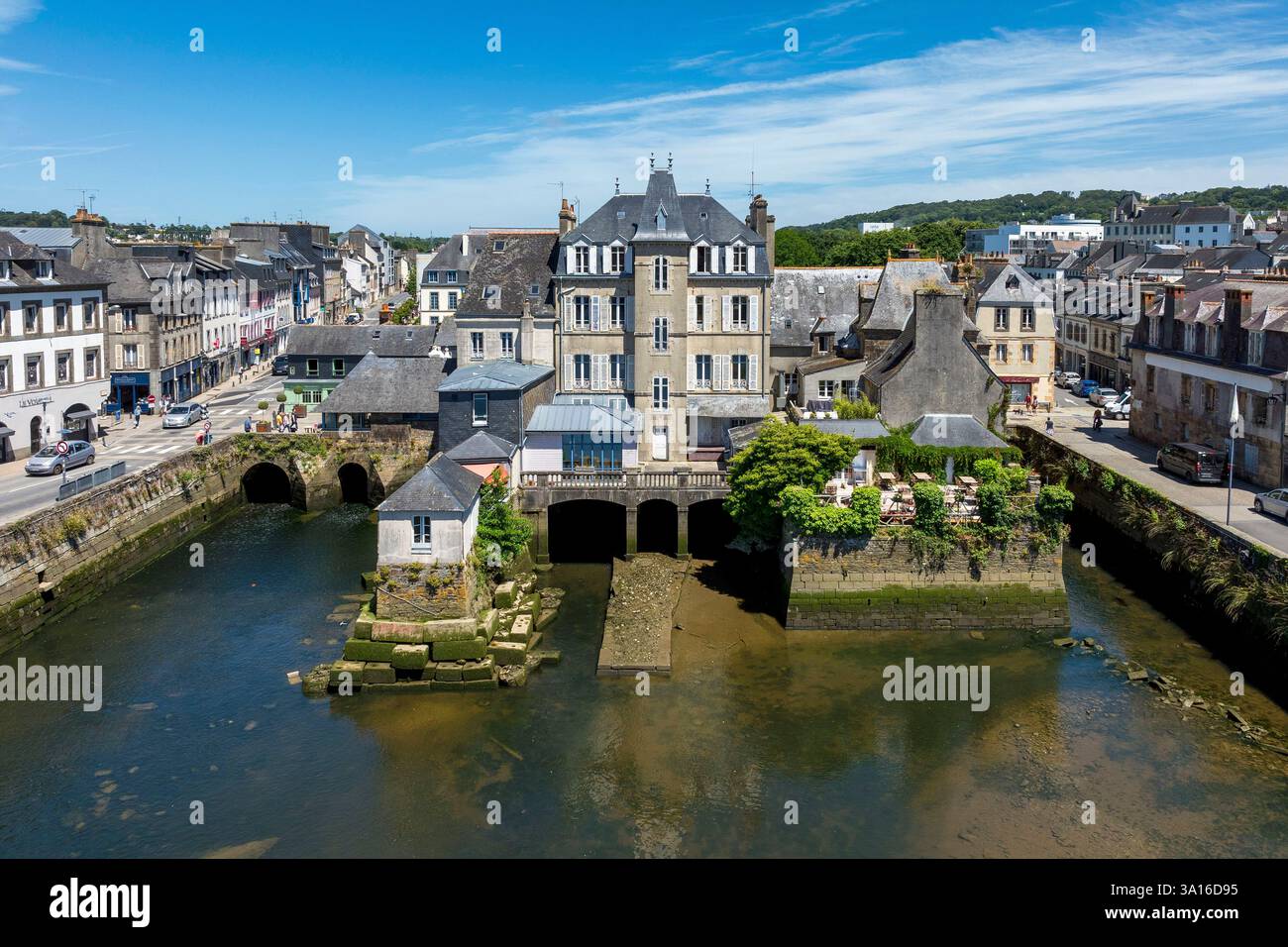 France, Finistère, Landerneau, the 16th-century Pont de Rohan (Rohan ...