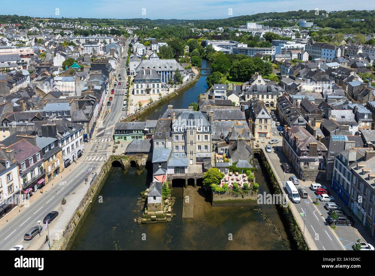 France, Finistère, Landerneau, the 16th-century Pont de Rohan (Rohan ...