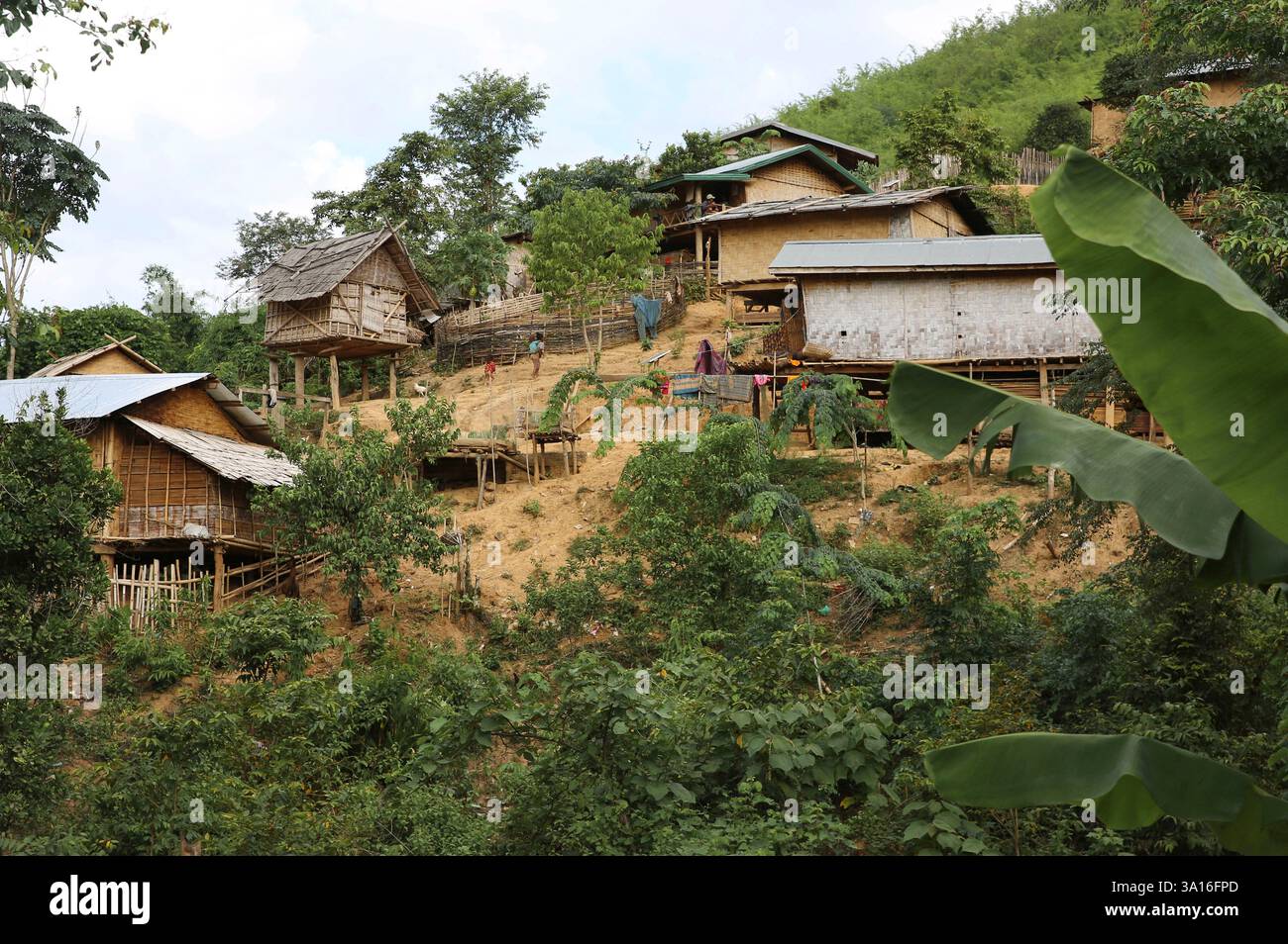 Laos, Mekong, Ban Baw, traditional village of the Lao Loum ethnie group ...