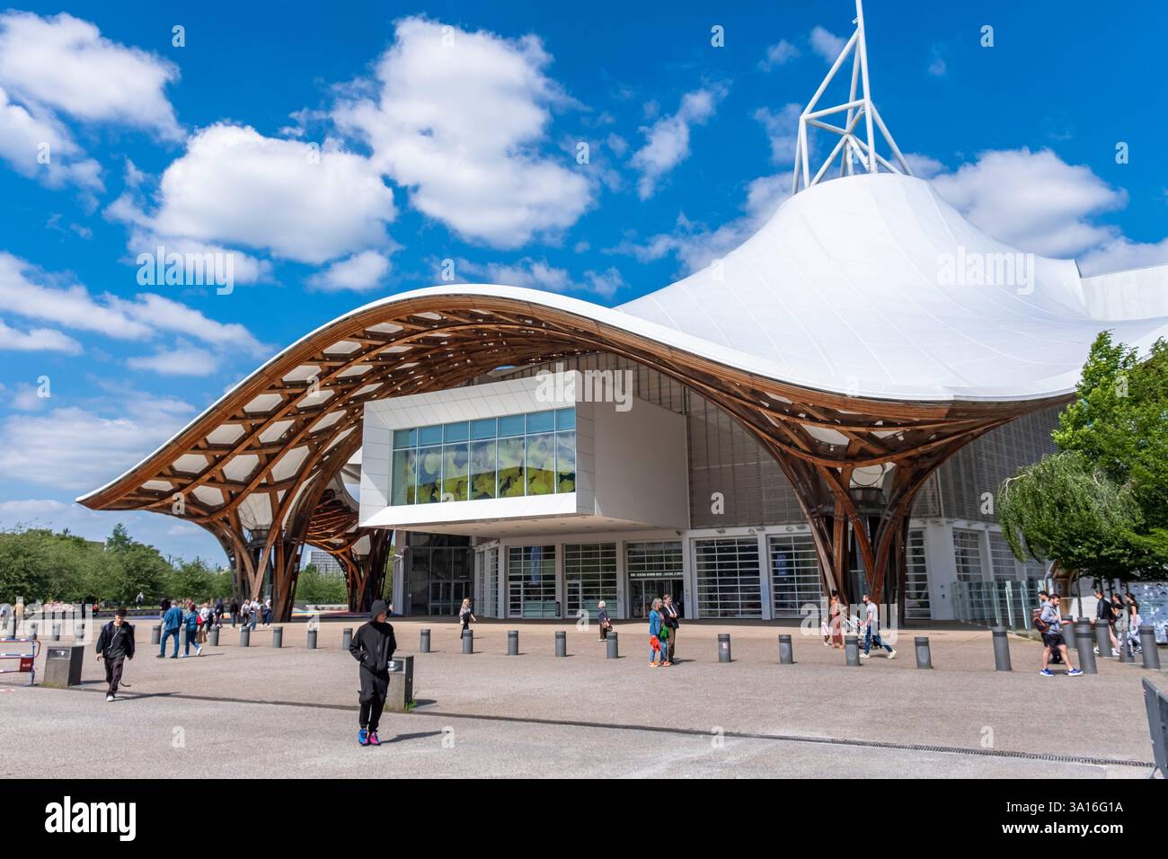 France, Moselle, Metz, Amphitheatre district, Centre Pompidou Metz, art ...