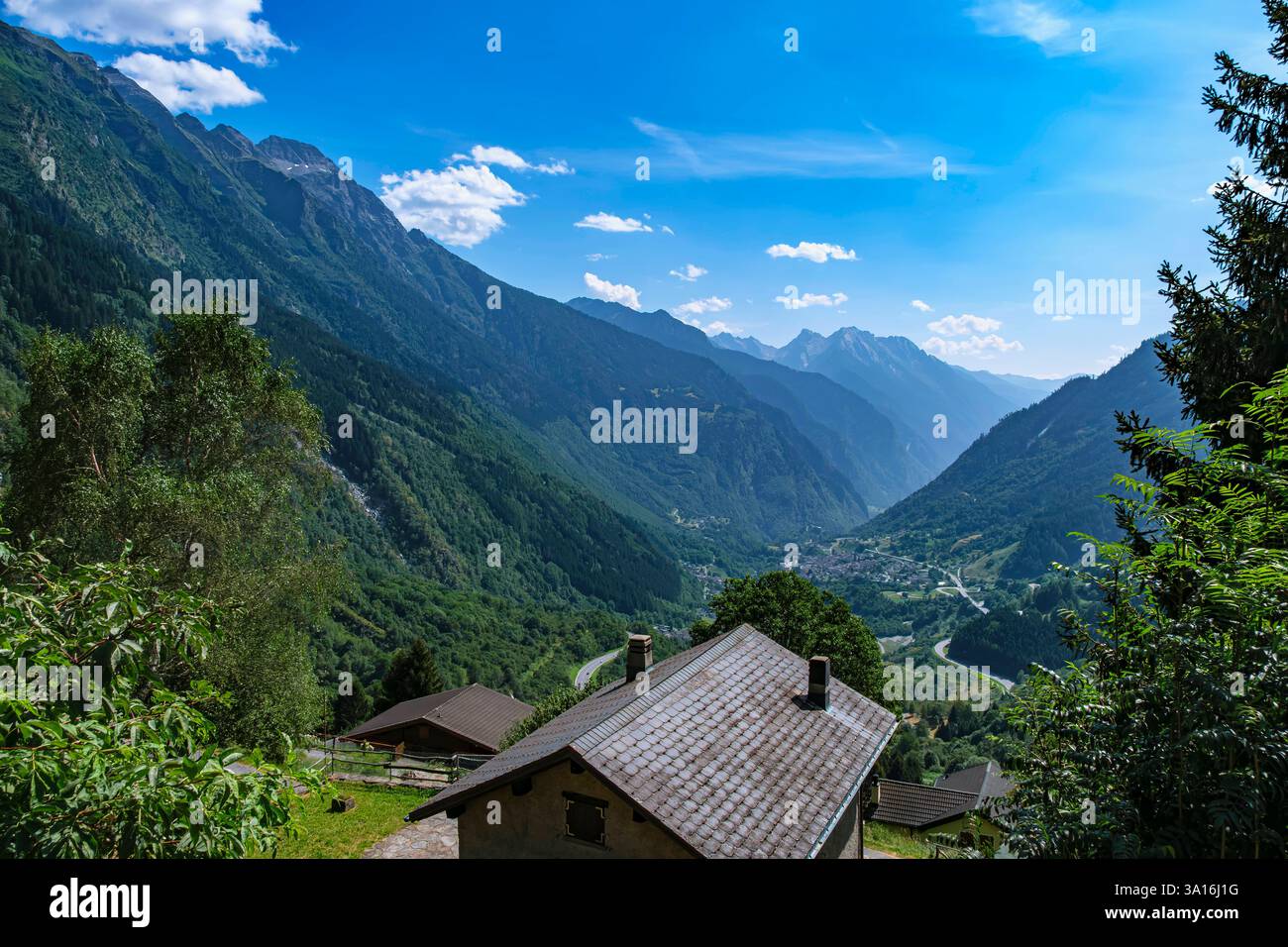 Misox bei Mesocco, Schweiz Blick über das Misox, oder Valle Mesolcina, oberhalb von Mesocco ...