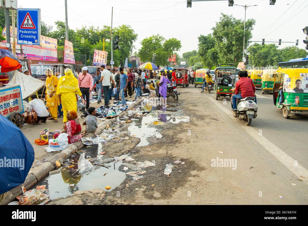 India, Delhi, Old Delhi, dirty market in front of the Red Fort Stock ...