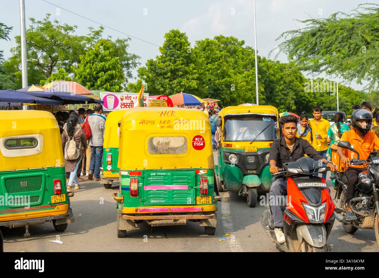 India, New Delhi, car traffic with rickshaw, tuk-tuk Stock Photo - Alamy