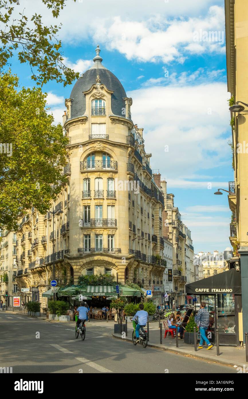 Corner building cafe paris hi-res stock photography and images - Alamy