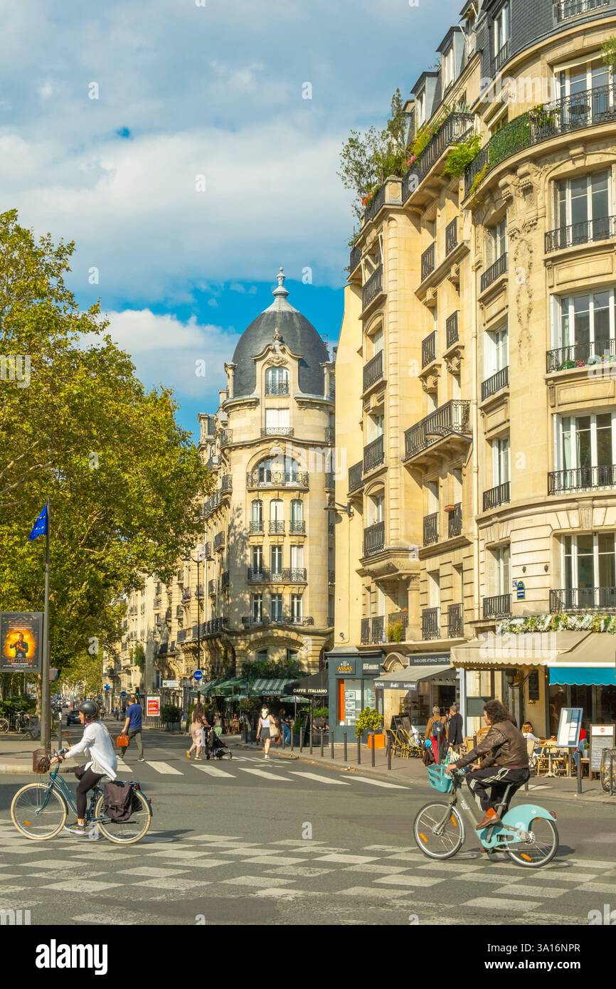 France, Paris, Haussmannian building on the corner of Boulevard Raspail ...