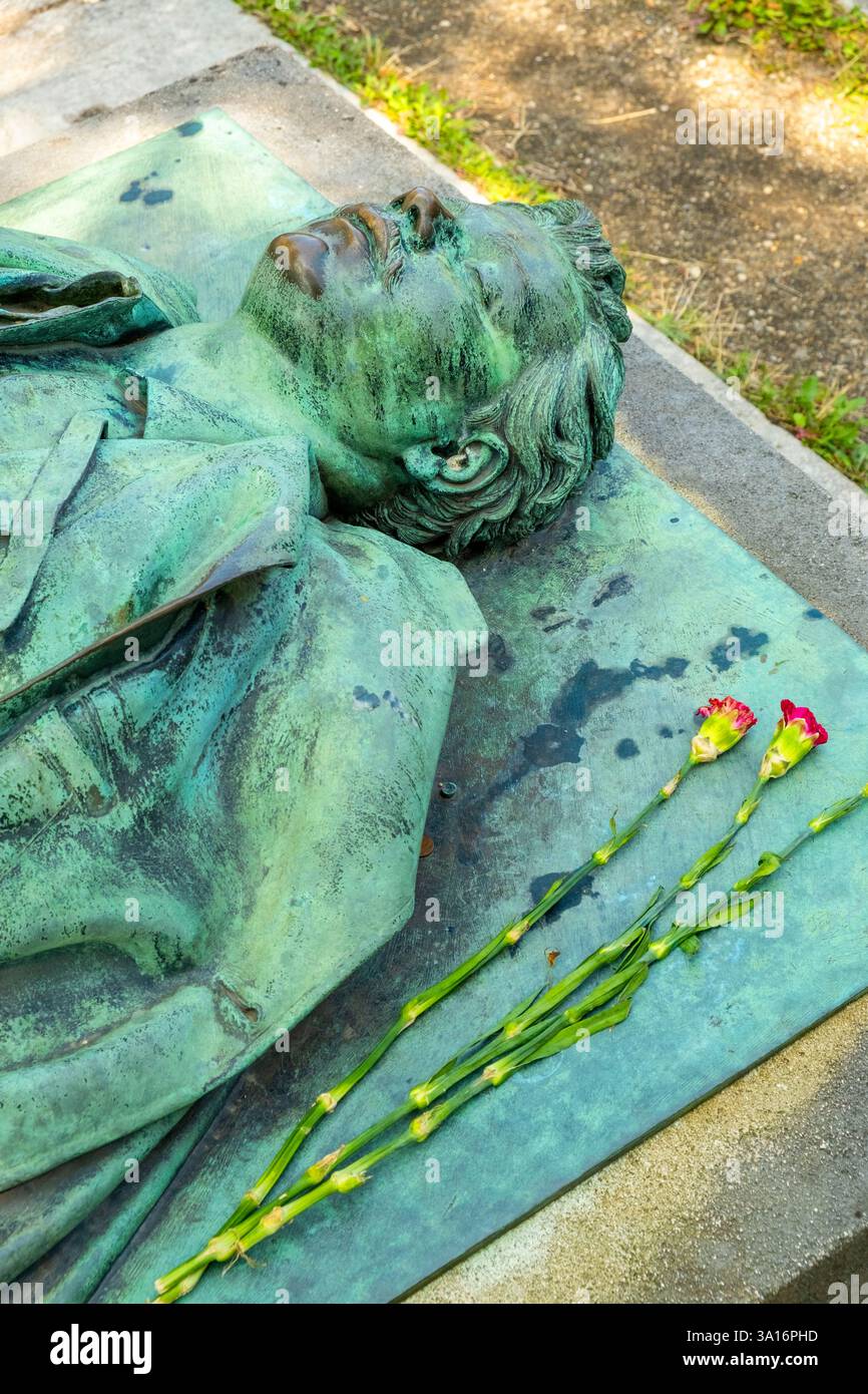France, Paris, Pere Lachaise cemetery, tomb of Victor Noir Stock Photo ...