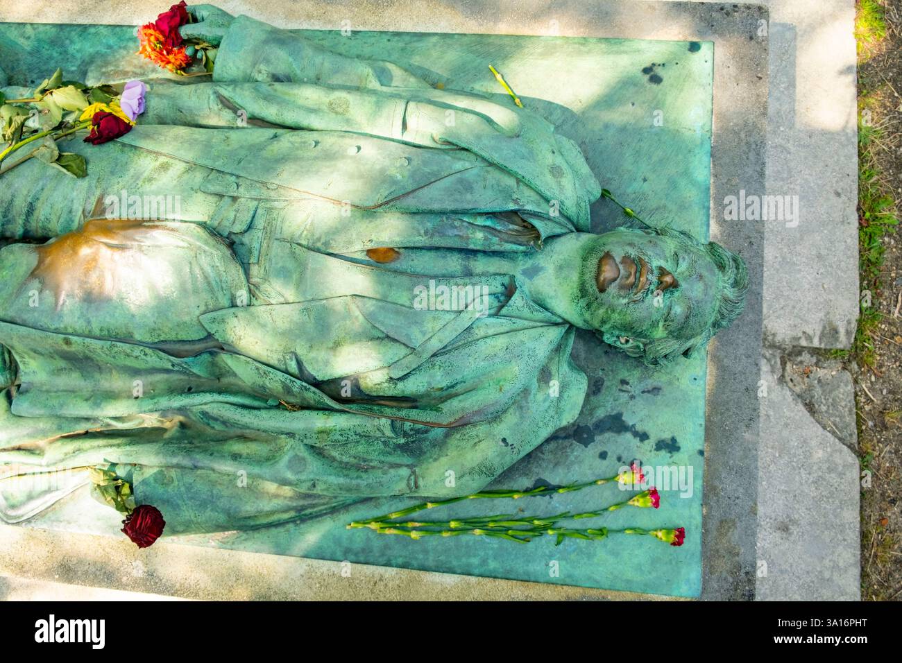 France, Paris, Pere Lachaise cemetery, tomb of Victor Noir Stock Photo ...