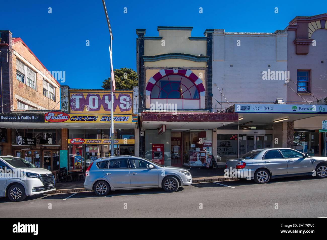 Double and single height shops in Katoomba Street, Katoomba showing ...