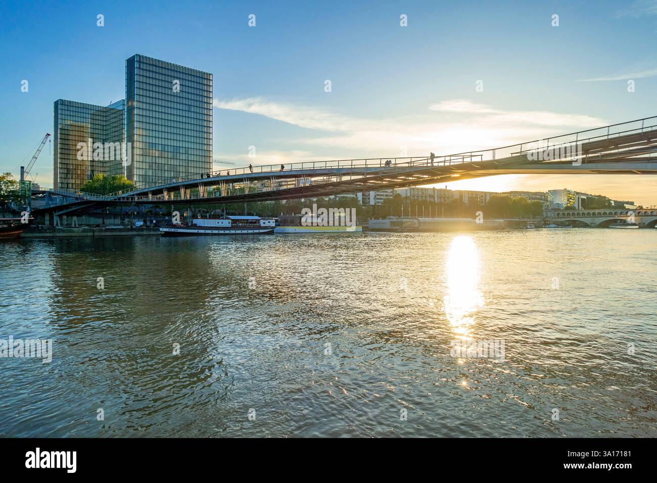 France, Paris, Quai de Seine, Bibliotheque Nationale de France (BNF ...