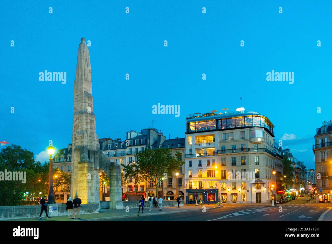 France, Paris, the Tour d'Argent restaurant, and the statue of Saint ...