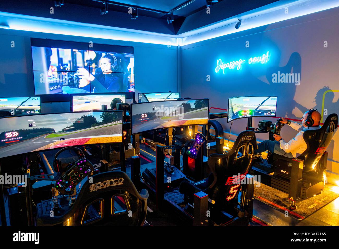 Simulation screen hi-res stock photography and images - Alamy