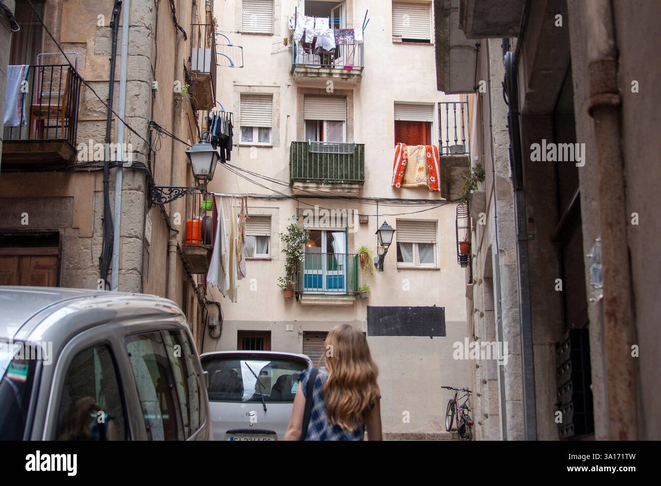 European alleyway in Spain with old, beige-colored apartment buildings ...