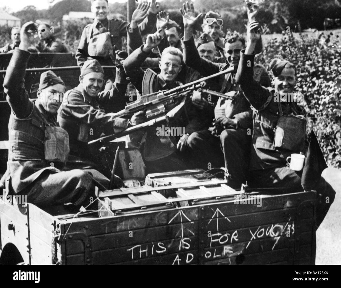 British soldiers pose with a Bren machine gun. [automated translation ...