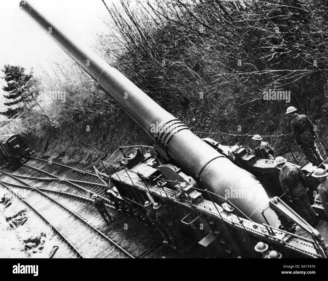 "A ""Boche Buster"" railroad gun in southern England. [automated ...
