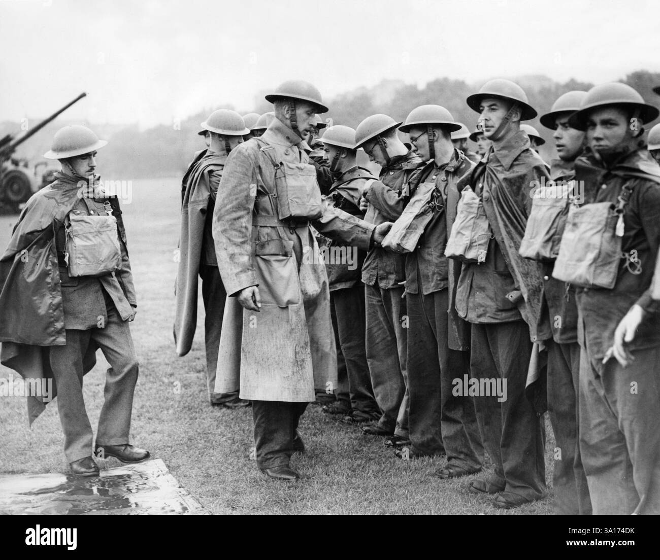 Battle of Britain: An officer inspects recruits of the 52nd Anti ...