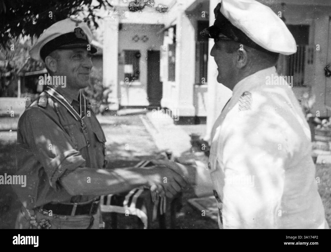 The commander of the submarine U 286, Uwe Timm, is awarded the Knight's ...