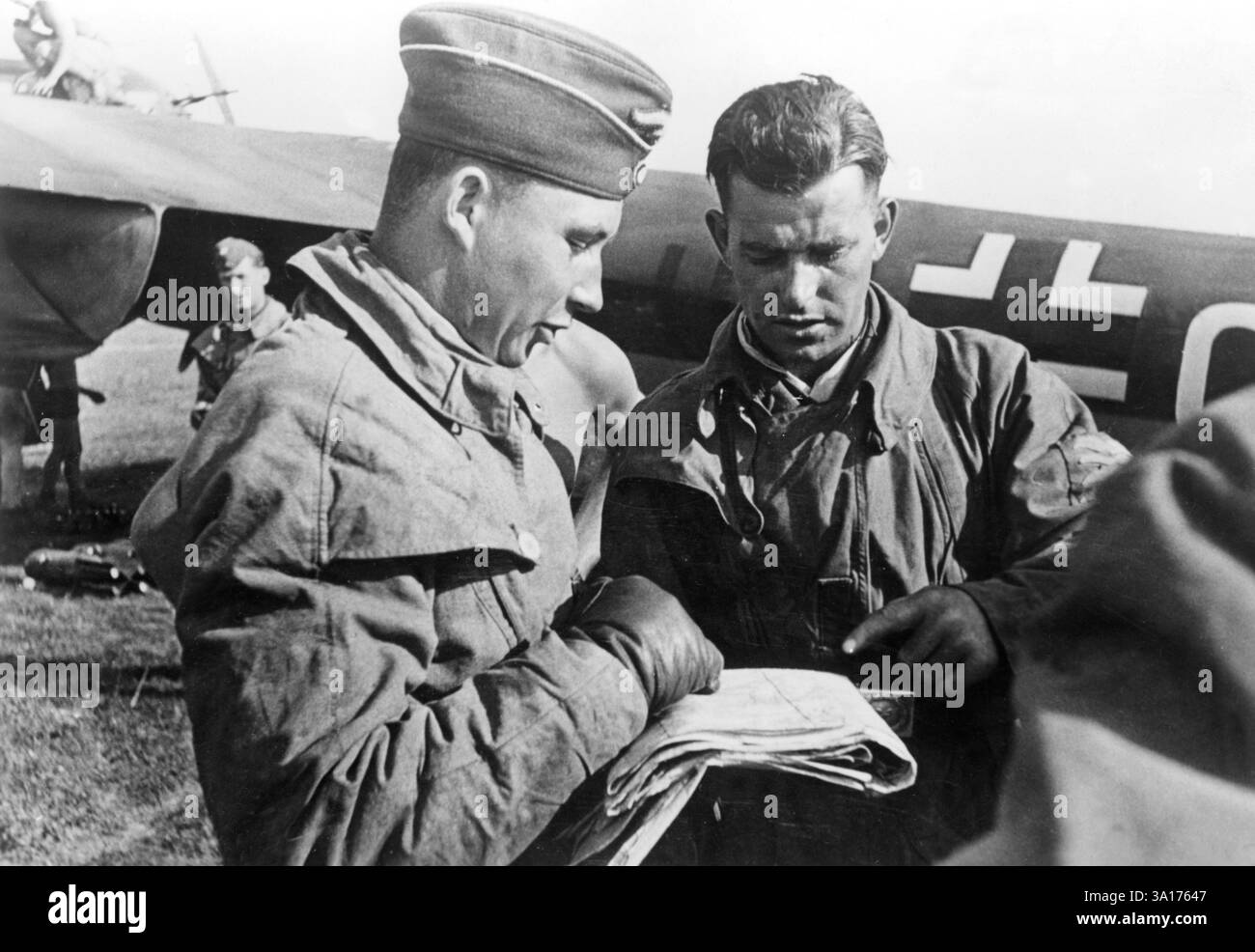 Briefing of a Dornier Do 17 crew before take-off on the Eastern Front ...
