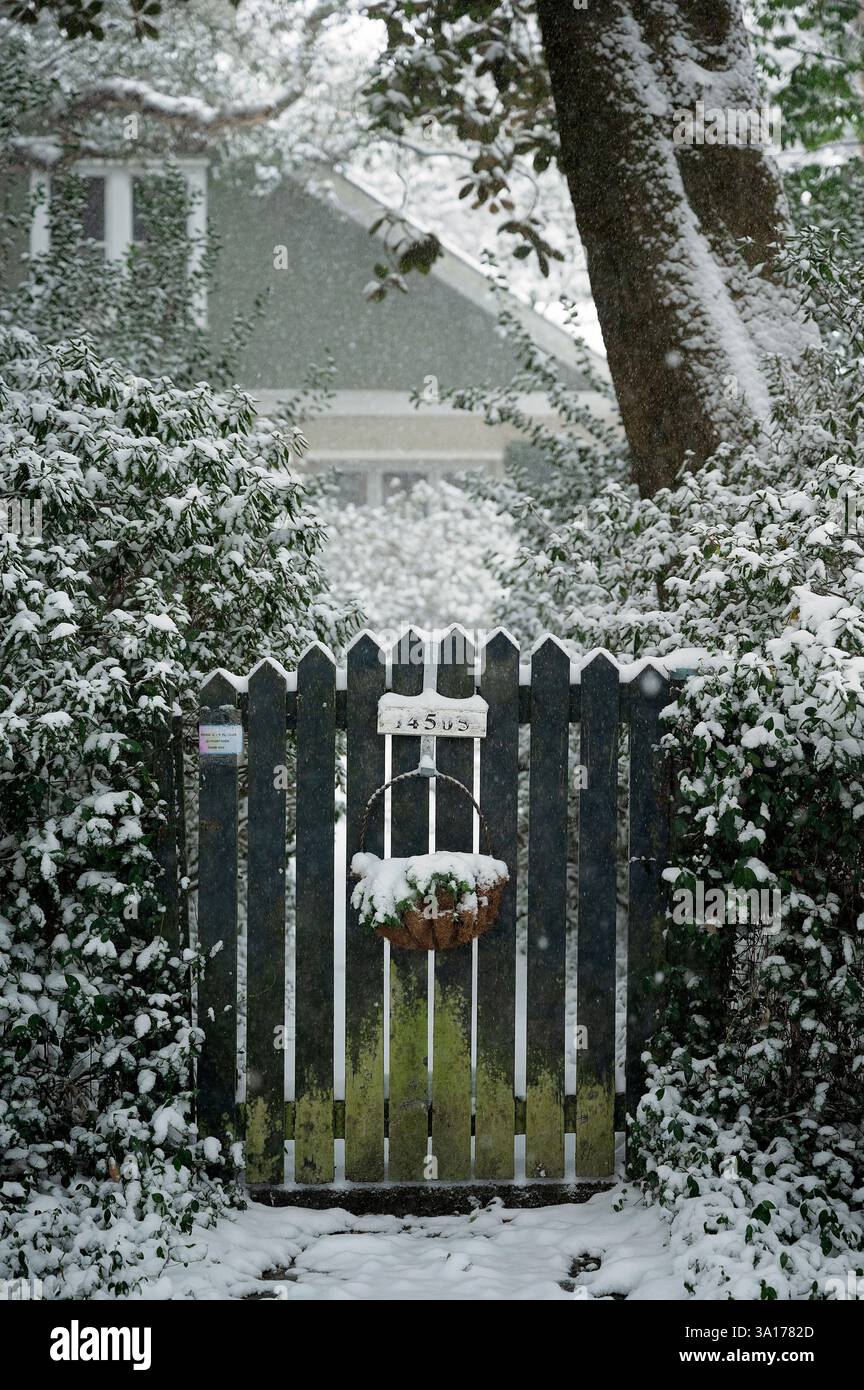 Picket fence gate hi-res stock photography and images - Alamy