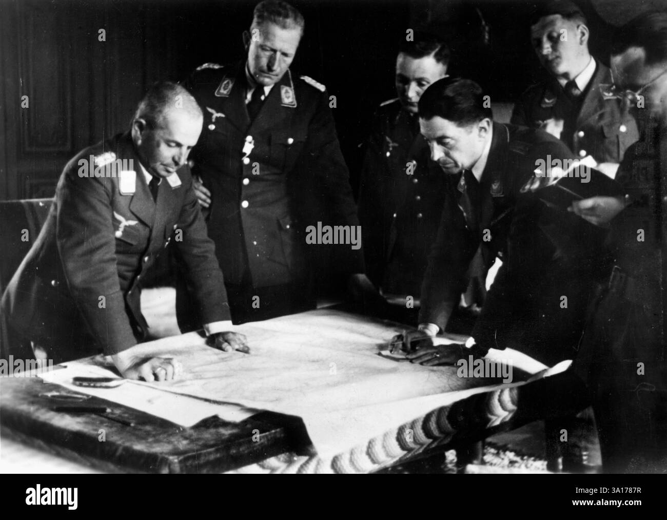An air force general with air force war correspondents at the map table ...