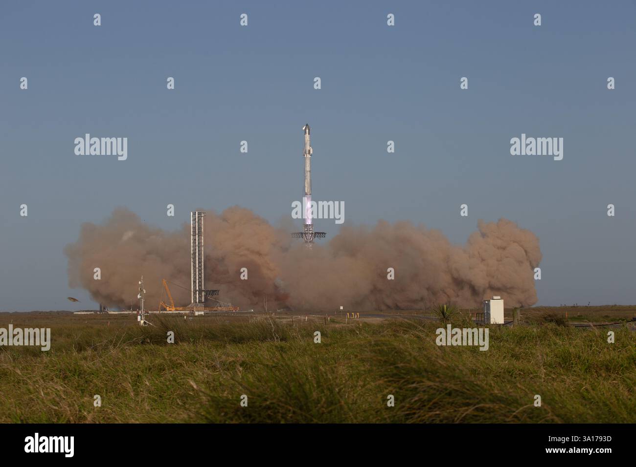Boca Chica, USA. 06th Mar, 2025. On a clear late afternoon SpaceX ...